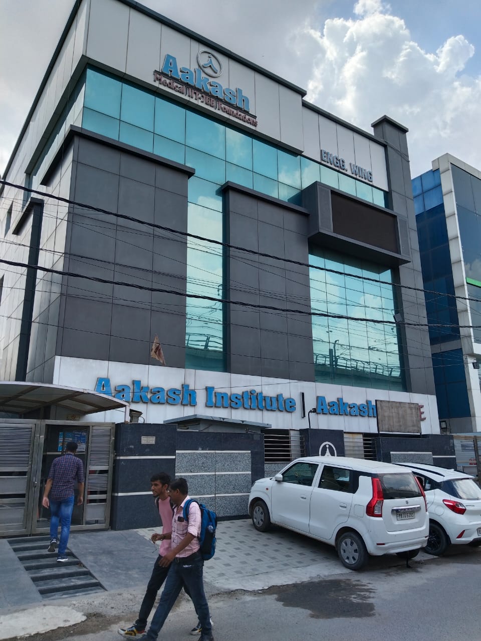 Aakash Institute (Engg. and Foundation Wing), Janakpuri, West Delhi ...